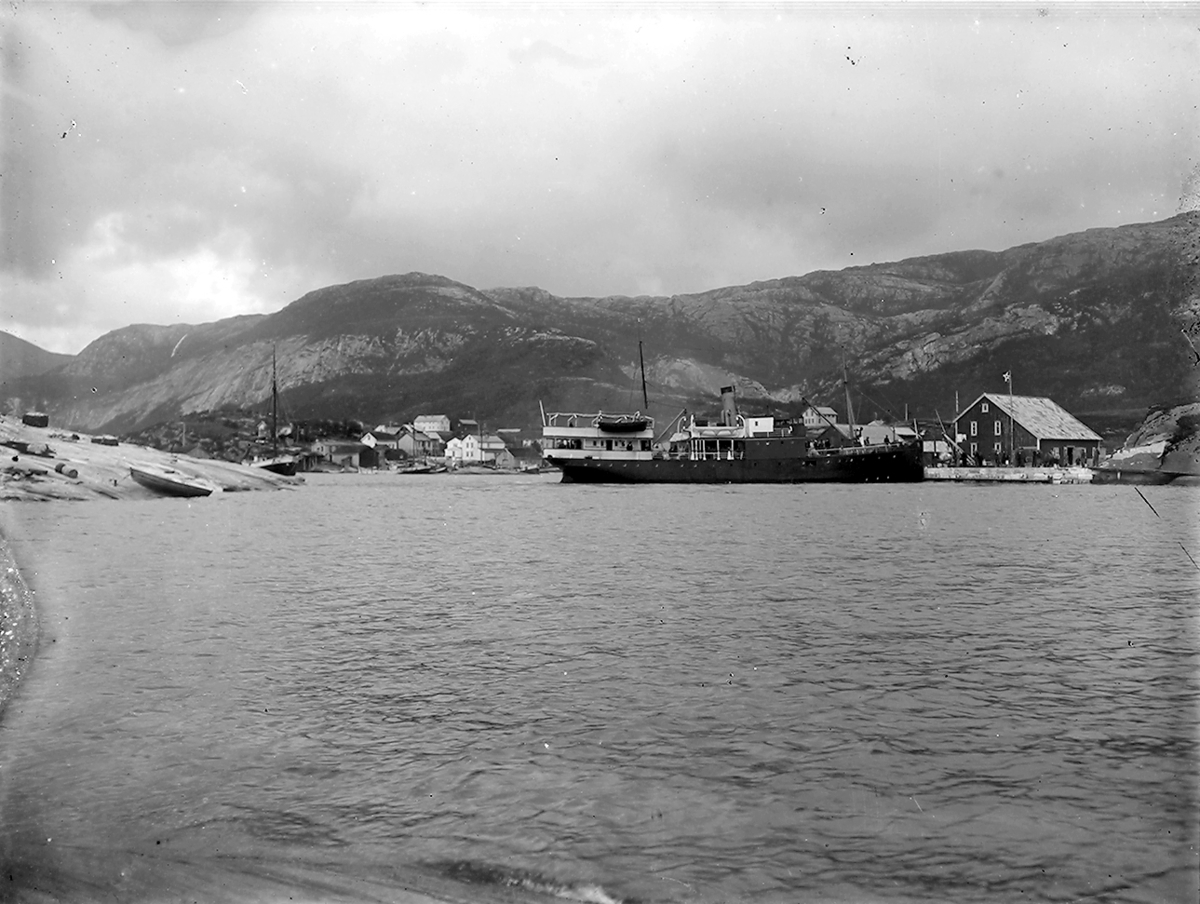 Dampskip. Gildeskål, Inndyr.Dampskipet Sivert Nilsen ved Heen-kaia ...