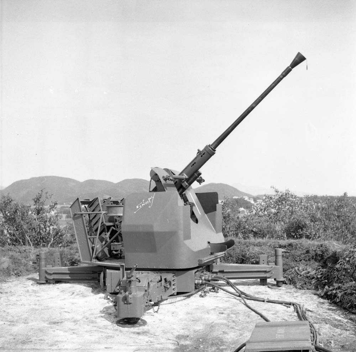 Luftvernkanon L-70 plassert på Bodø flystasjon. - Norsk Luftfartsmuseum ...