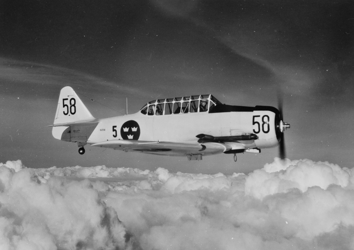 Flygplan SK 16 märkt nummer 58 flyger över moln. Flygplan tillhörande ...