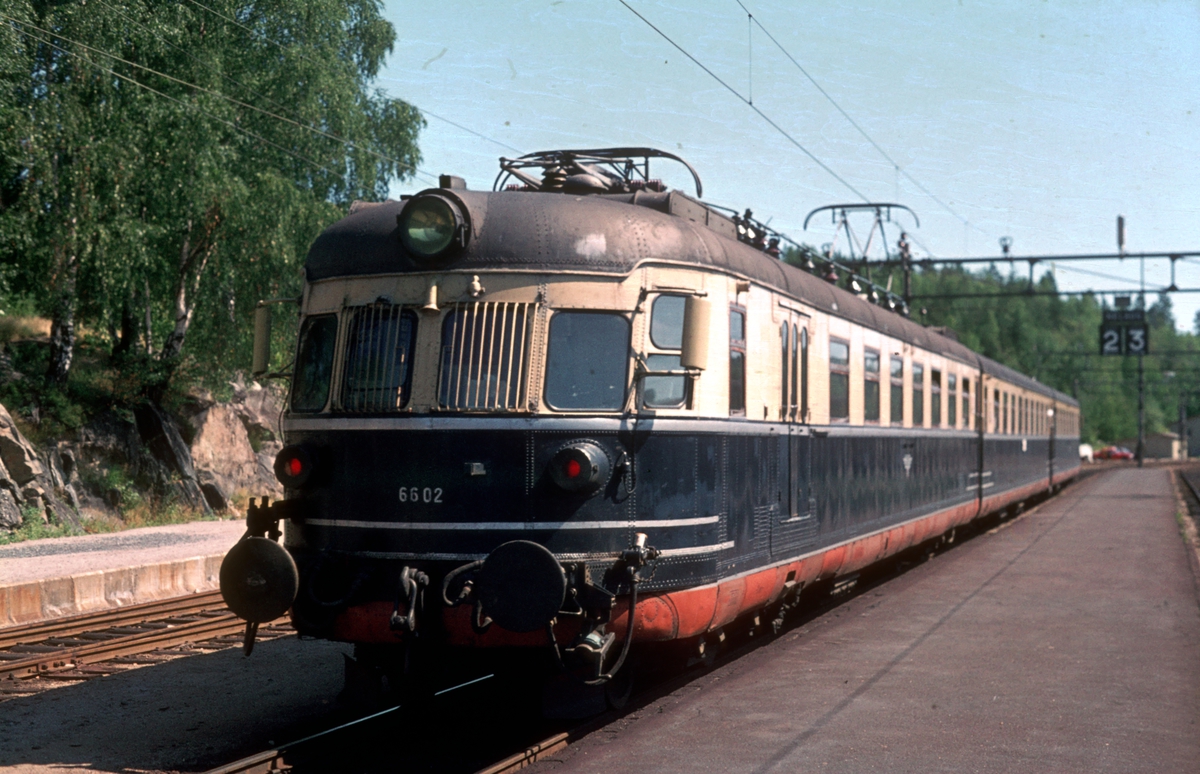 NSB Ekspresstog, lyntog, type 66 på Nelaug stasjon. Motorvogn BM 66 02 ...