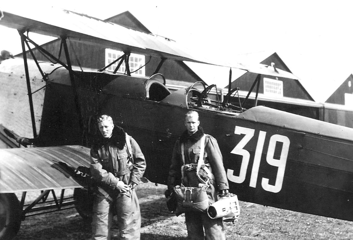 To personer, flyger og fotograf foran ett fly, Fokker C.V.E. Nr. 319 ...