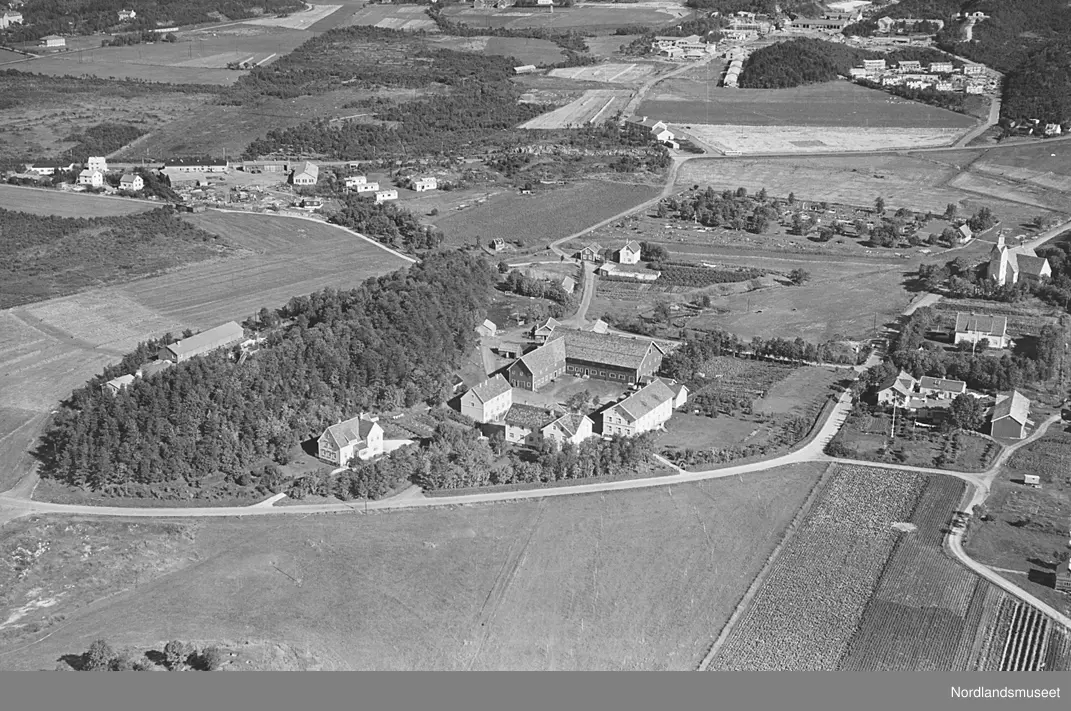 Flyfoto, Bodø. Nordland landbruksskole ved gamle Riksvei. Dyrka mark ...