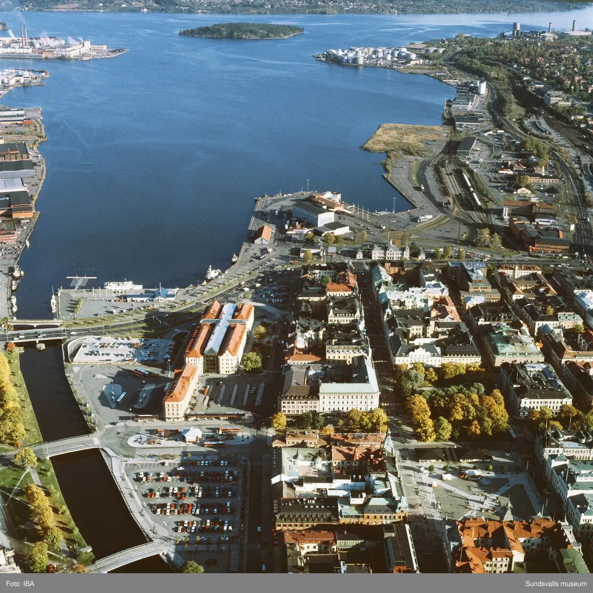 Flygbild över centrala Sundsvall med Selångersån till vänster, hamnen ...