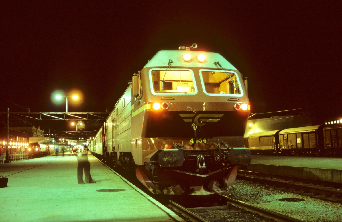 NSB nattog til Bodø på Trondheim stasjon, tog 455, med dieselelektrisk ...