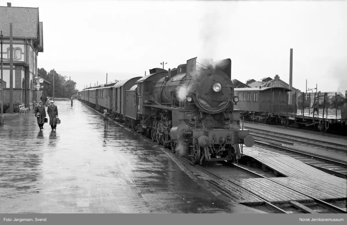 NSB damplok type 31b nr. 451 med persontog på Gjøvik stasjon - Norsk ...