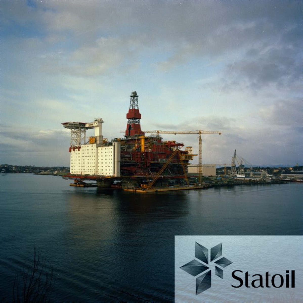 Toppdekket til Statfjord C-plattformen klargjøres for slepet til Vats, hvor det skal kobles ...