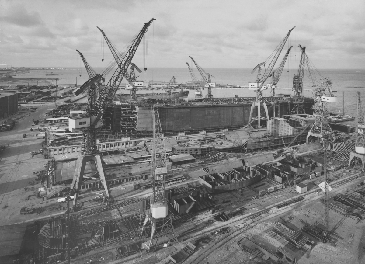 Kockums mek verkstad, Malmö. Utsikt över varvet februari 1962 ...