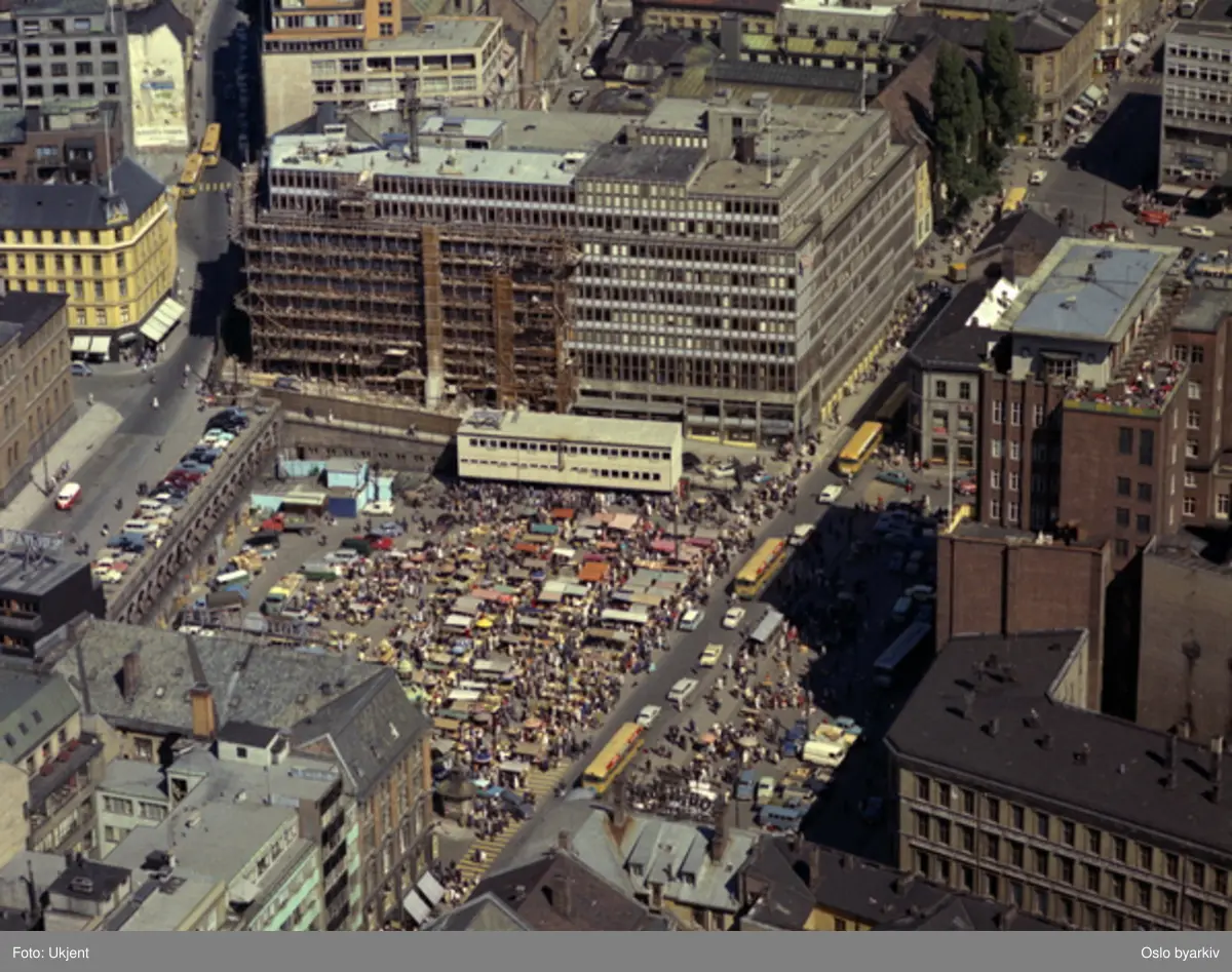 Youngstorget med torghandel, torgboder og Youngstorgets basar (også ...