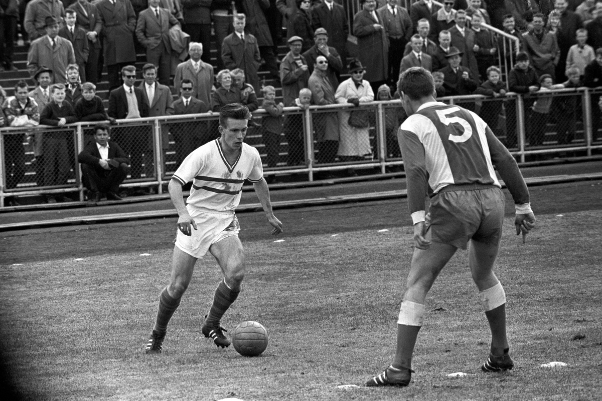 Fotballkamp Brann - Lyn på Ullevål stadion i Oslo. Roald Kniksen Jensen ...