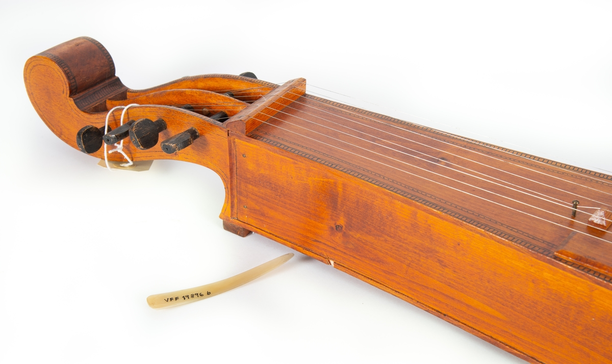 Langeleik - Valdres Folkemuseum / DigitaltMuseum