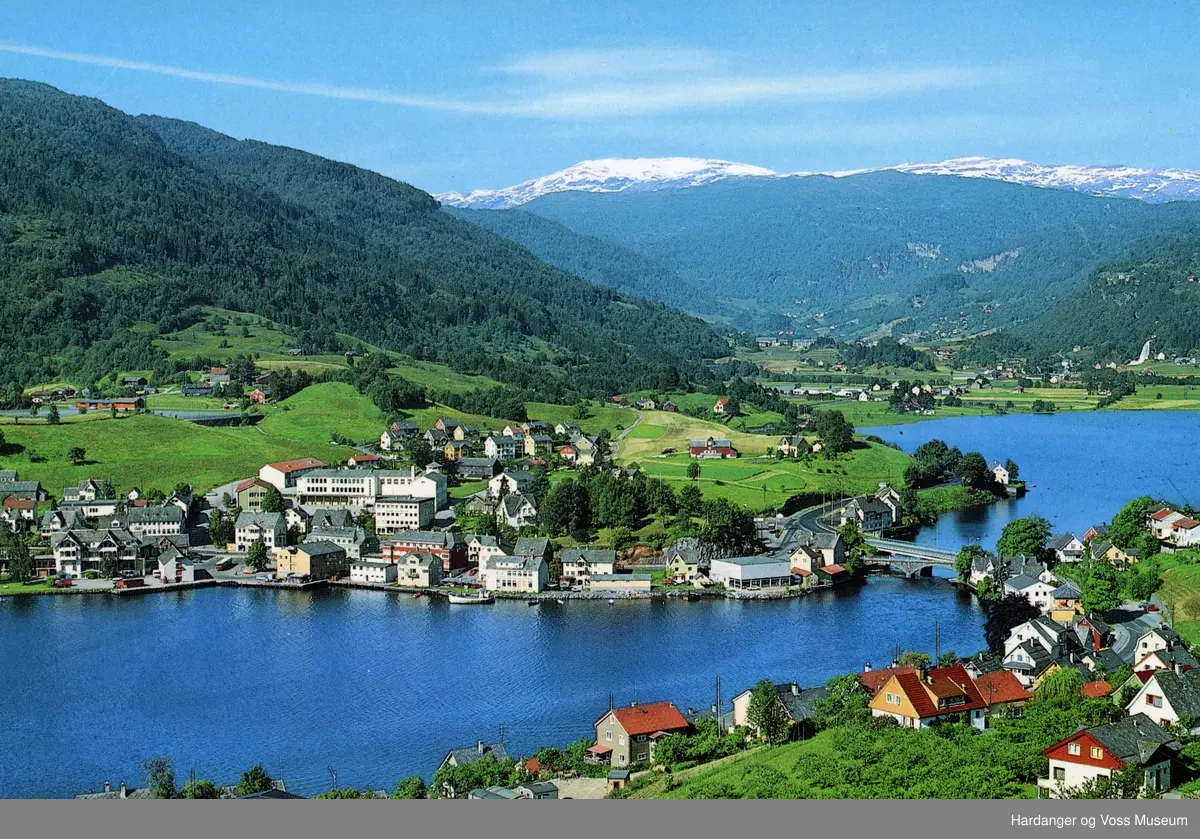 Norheimsund med Steinsdalen i bakgrunnen - Hardanger og Voss Museum ...