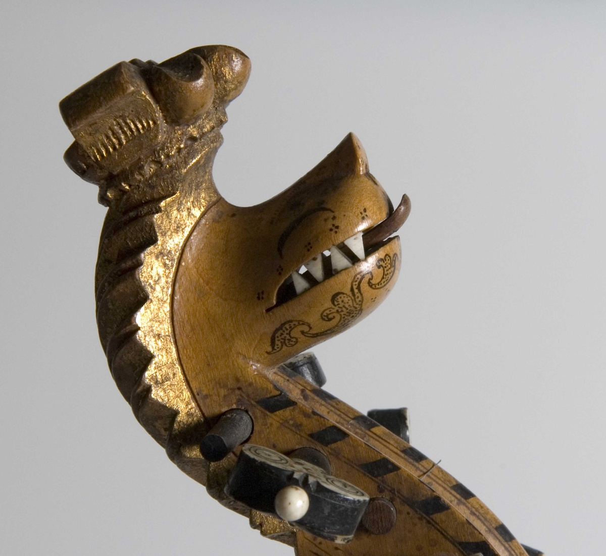 Hardingfele - Norsk Folkemuseum / DigitaltMuseum