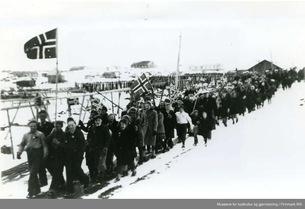 Folketog i Gamvik, Gamvik Kommune 17. mai 1947/48. - Museene for ...
