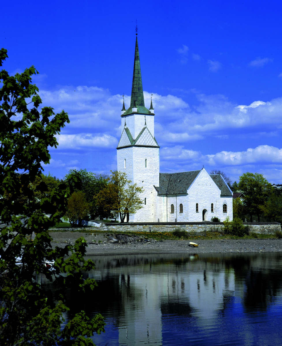 Nes kirke speiler seg i Mjøsa. Tingnes, Hedmark.. - Anno Domkirkeodden ...